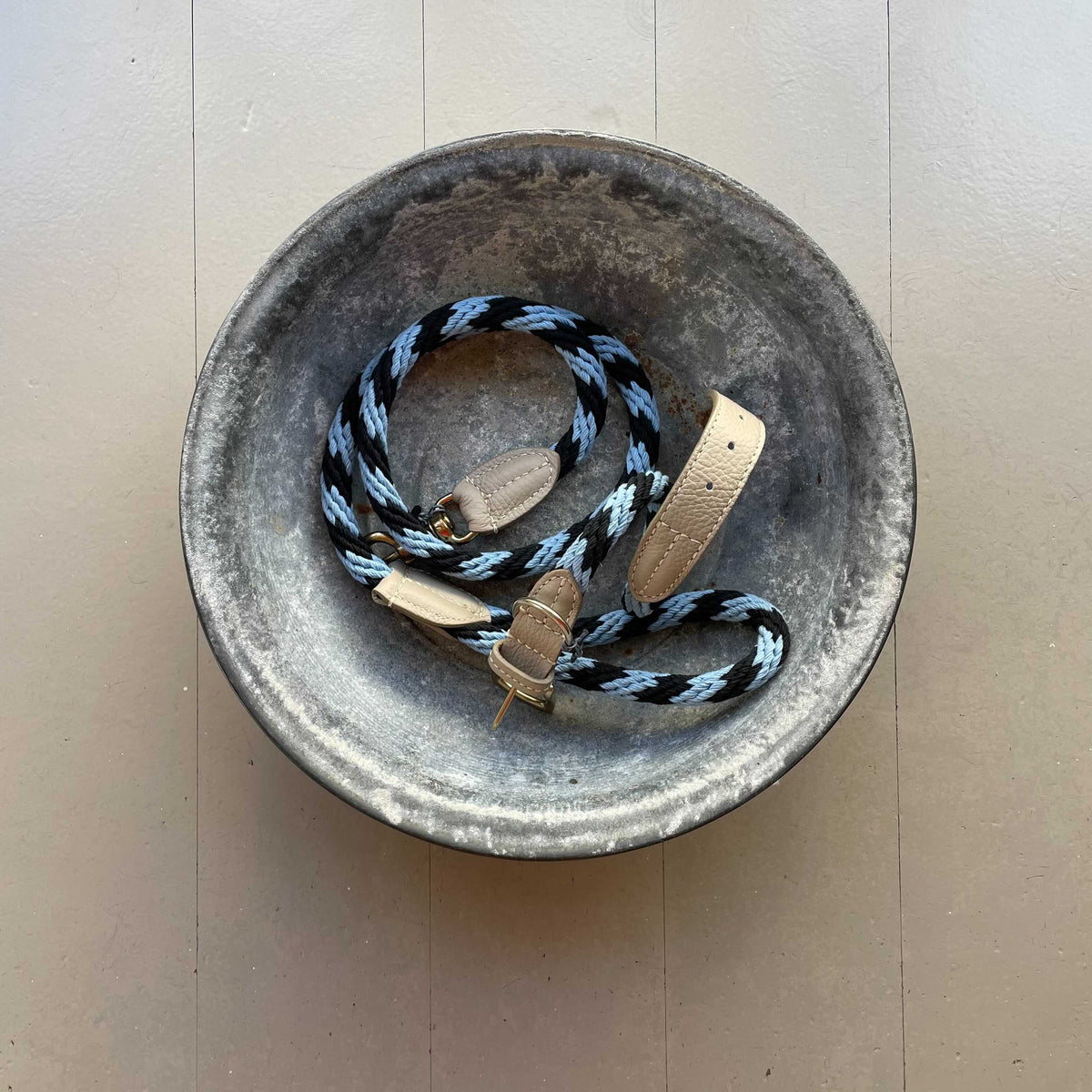Lifestyle Image: Rock Candy Rope Lead Bluebird – Mungo & Maud